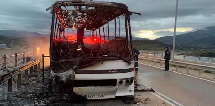 Αχαΐα: Σχολικό λεωφορείο τυλίχθηκε στις φλόγες λίγο πριν παραλάβει μαθητές