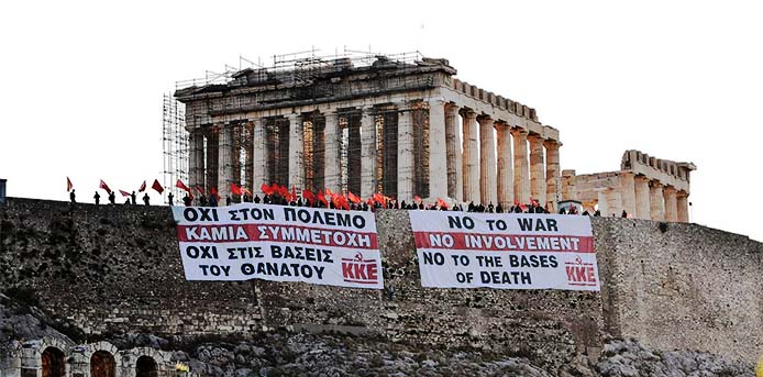 Απαράδεκτο: Κρέμασε πανό κατά του πολέμου, το ΚΚΕ, στο βράχο της Ακρόπολης